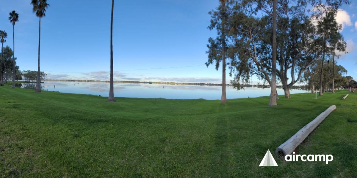 Lake Charm Foreshore Caravan Park - Anycamp